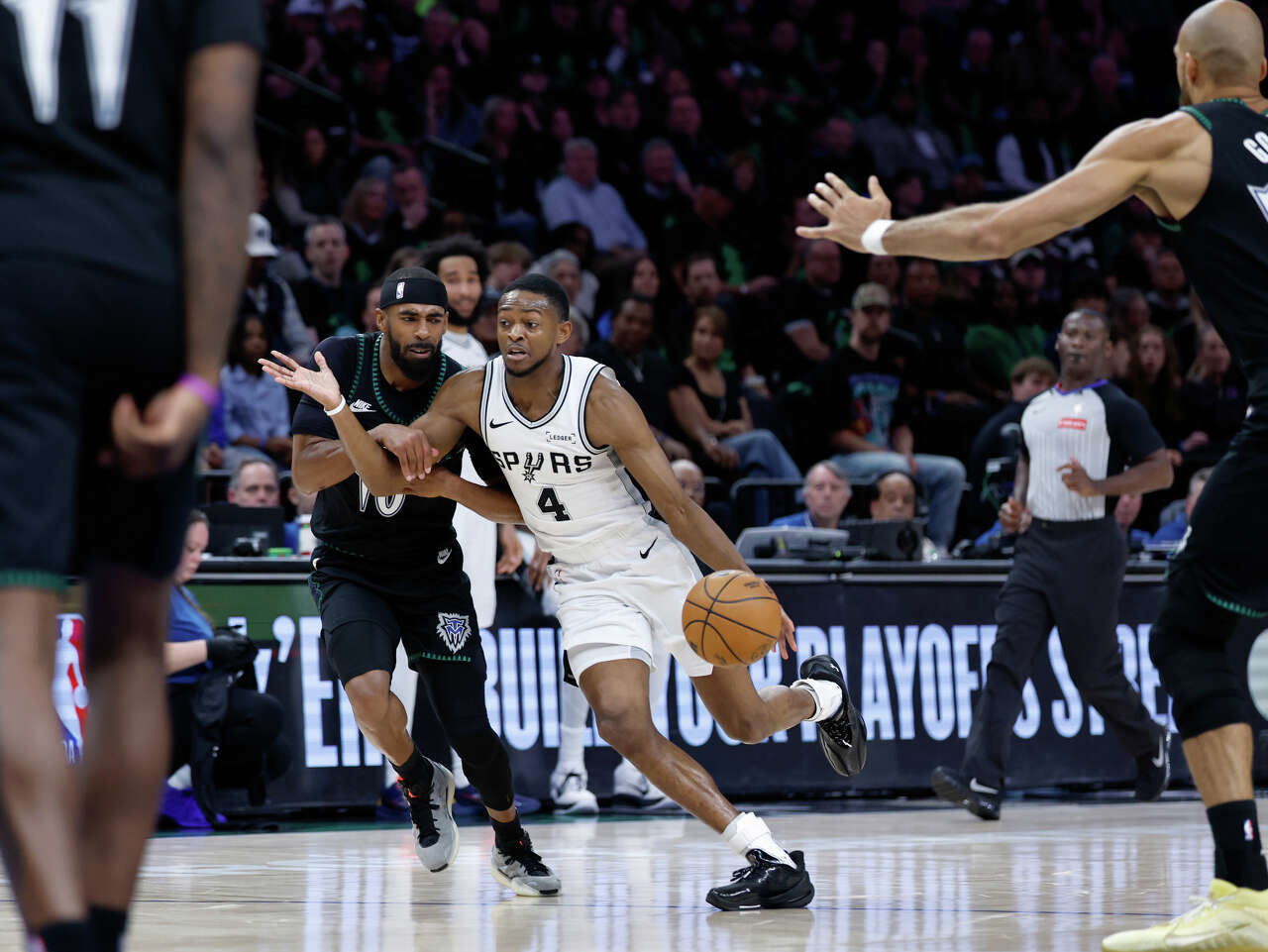 Latest on Spurs guard De'Aaron Fox's status for Game 5