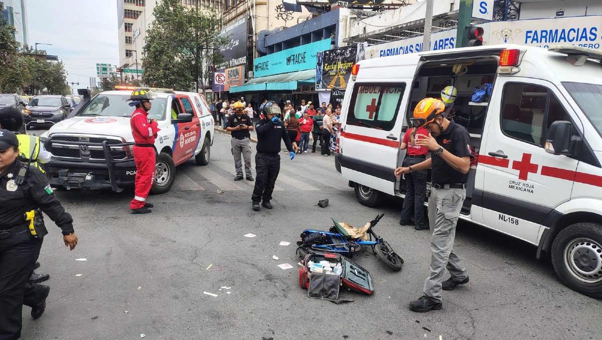 Taxi embiste a motociclista en el centro de Monterrey