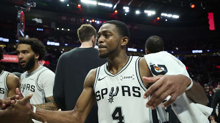 Is De'Aaron Fox playing tonight? Latest injury update for Spurs vs ...