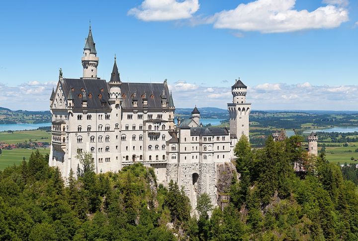 10 castles around the world that embody regal grandeur