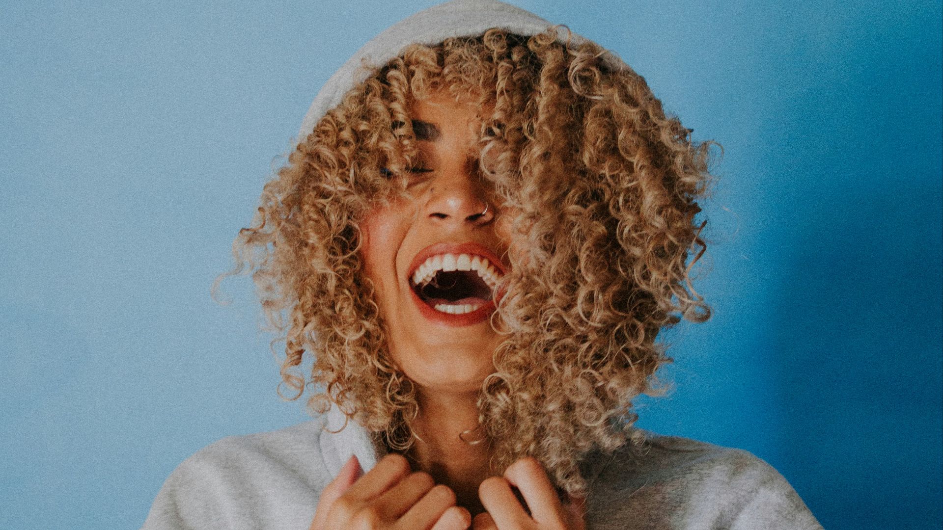 20 little things women do that men secretly melt over