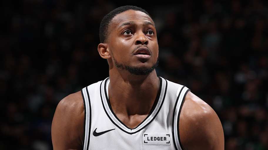 Is De'Aaron Fox playing tonight? Latest injury update for Spurs vs ...