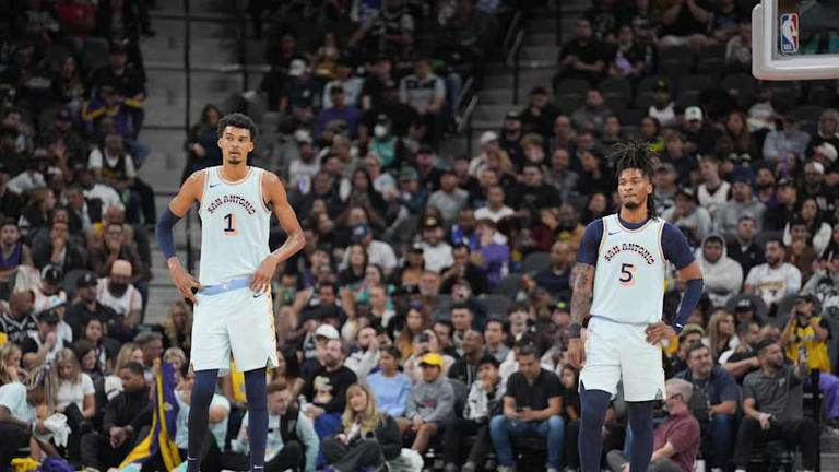 Is De'Aaron Fox playing tonight? Latest injury update for Spurs vs ...