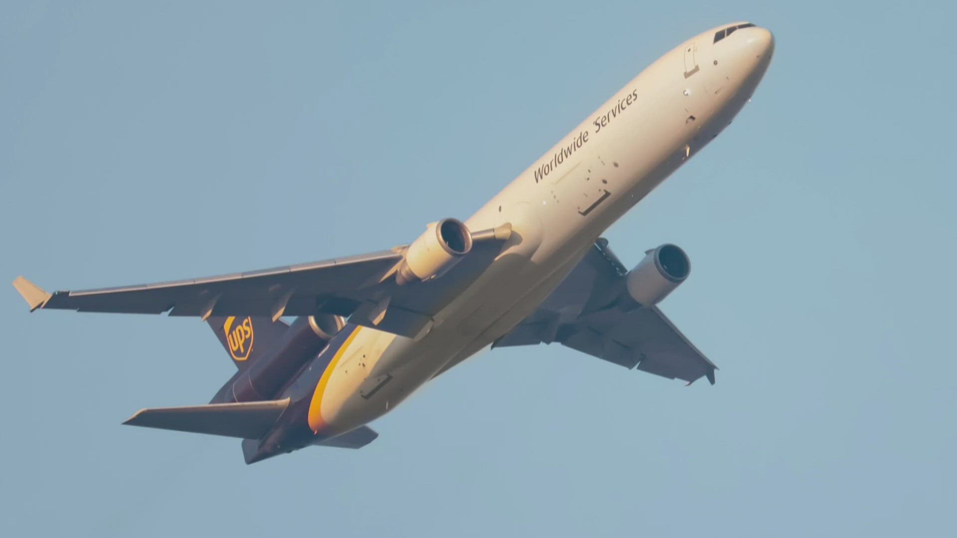 FedEx begins flying MD-11 cargo plane again after Louisville crash