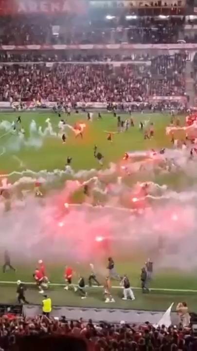 Slavia Prague handed 3-0 defeat for mass pitch invasion during derby ...