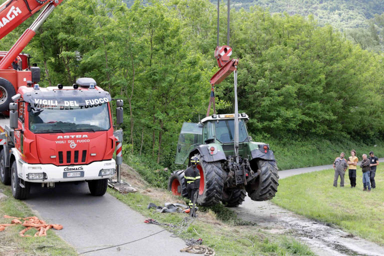 Caiolo, trattore si ribalta nel prato: paura per un agricoltore