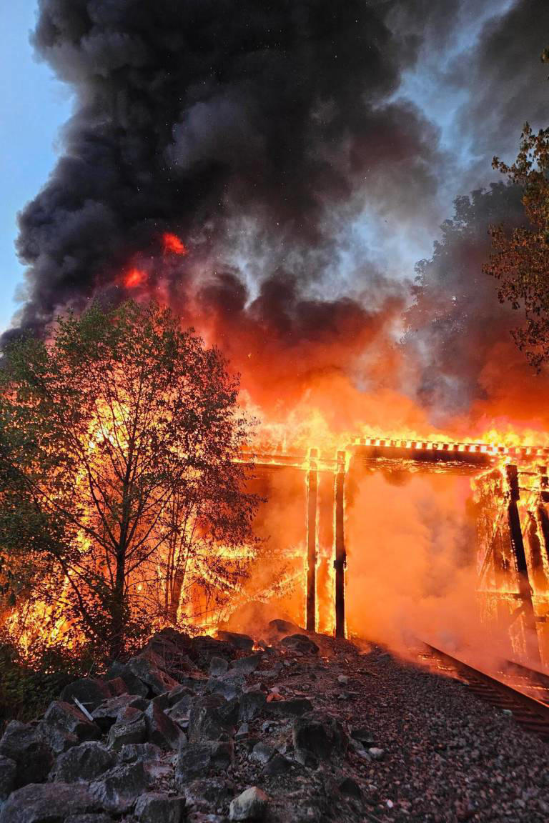 1 hurt in large fire on abandoned train tracks in Snohomish