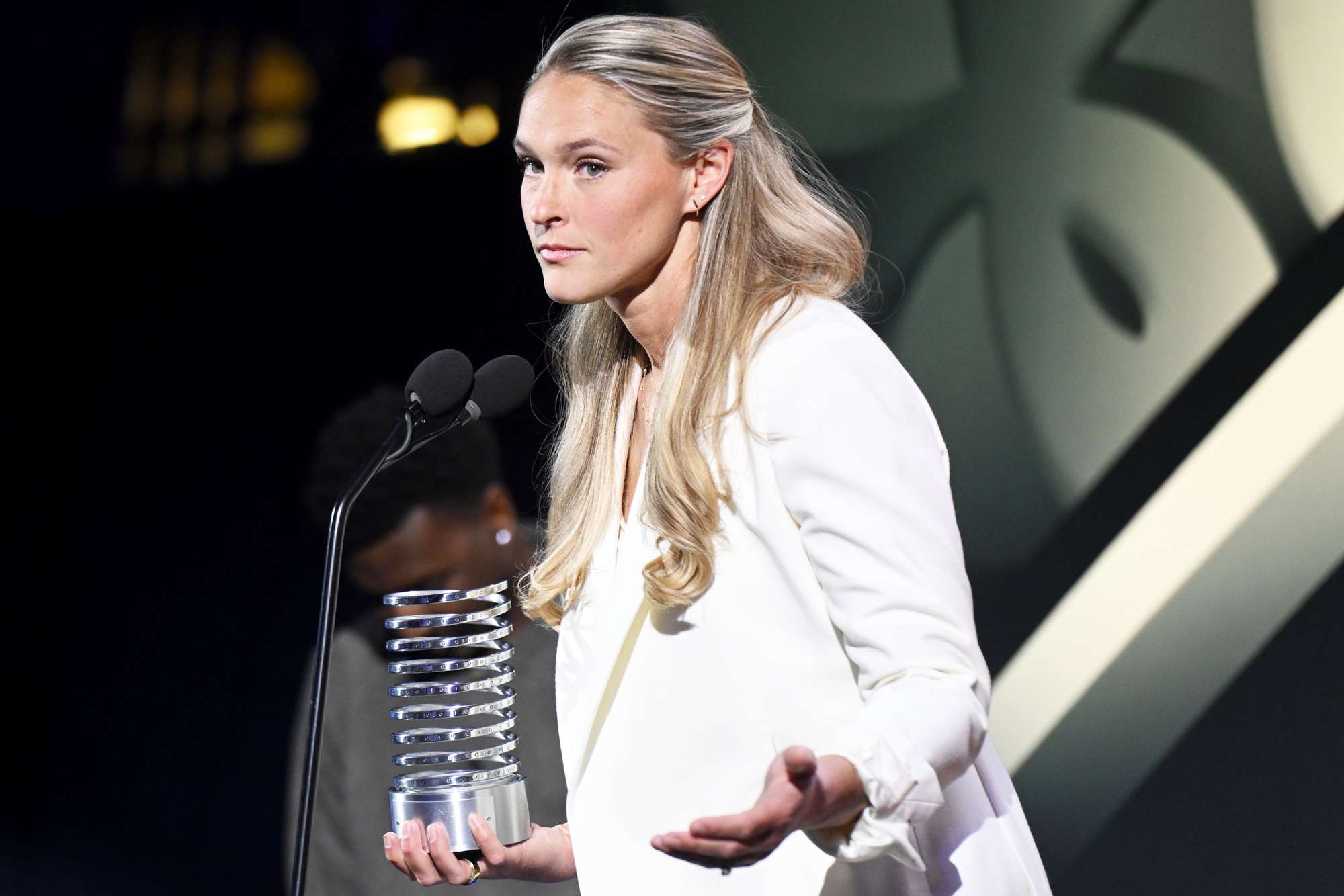 Kylie Kelce gives the perfect 5-word speech to accept Webby Award for ...