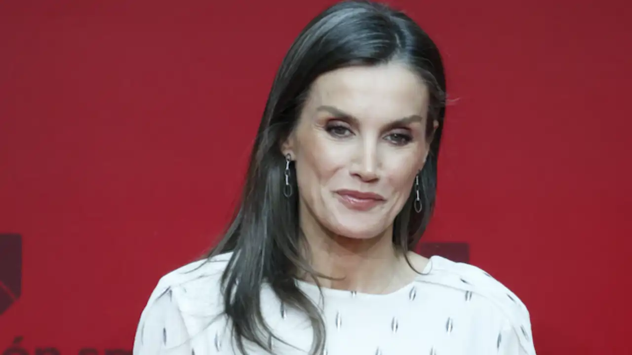 La reina Letizia triunfa con su look 'working girl': falda de cuero de ...
