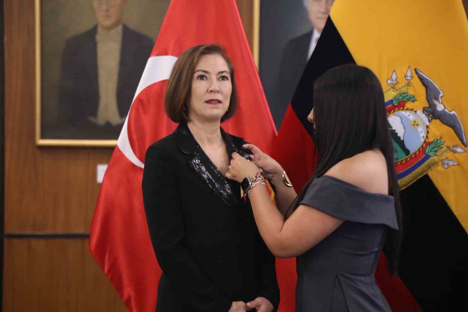 Türkiye’nin Ekvador Büyükelçisi Yalçın’a onur nişanı