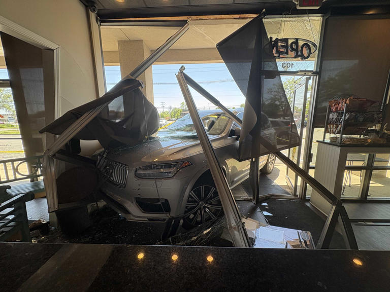 Vehicle crashes through the Cheddar Box Cafe in Middletown; man ...