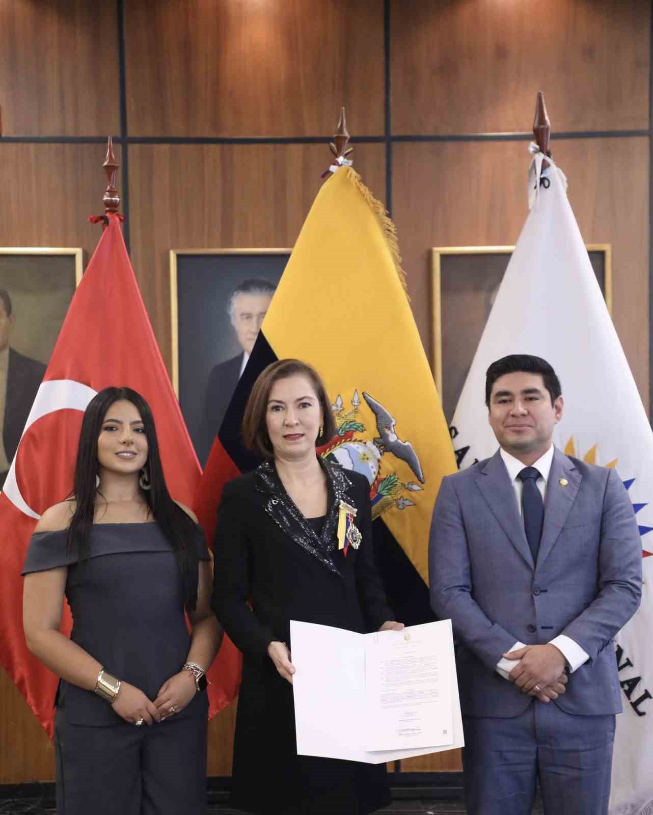 Türkiye’nin Ekvador Büyükelçisi Yalçın’a onur nişanı