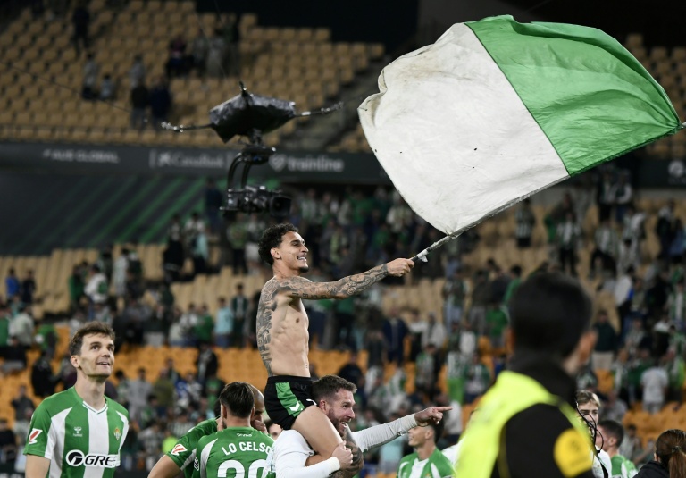 Betis vence Elche (2-1) e volta à Liga dos Campeões após 20 anos