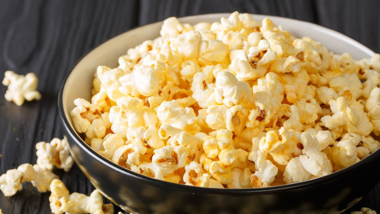 Pipoca com alho e queijo: o petisco diferente do TudoGostoso que virou ...