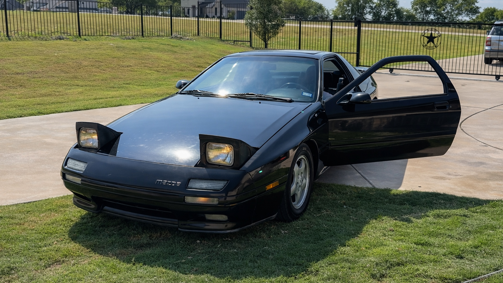 このMazda RX-7は今では珍しい純正感が残っていた