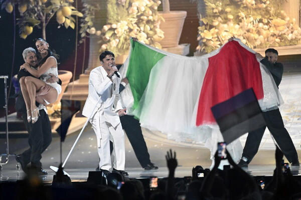 Eurovision, Sal Da Vinci debutta tra applausi e tricolore