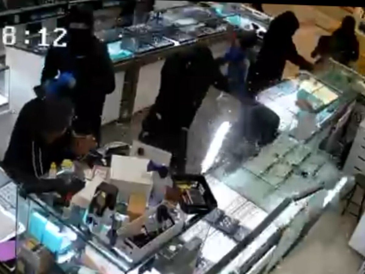 Five suspects in April Bonnie Doon jewelry store robbery still at large ...