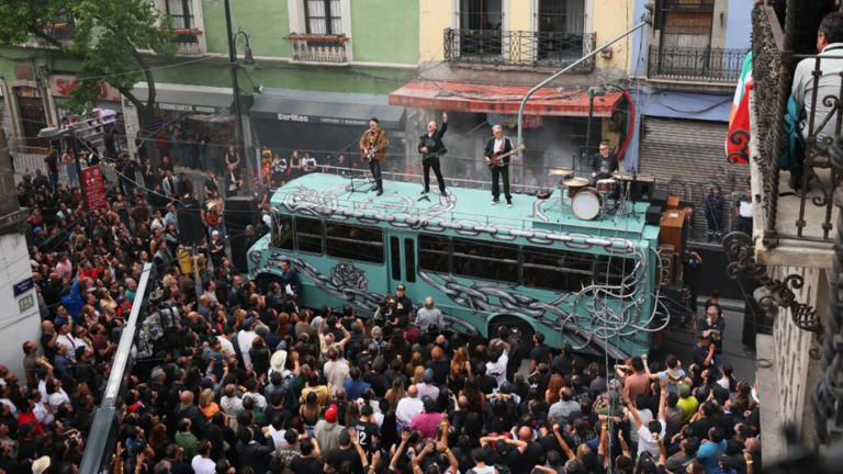 Bono se olvida del rock; el cantante de U2 sorprende bailando salsa en ...