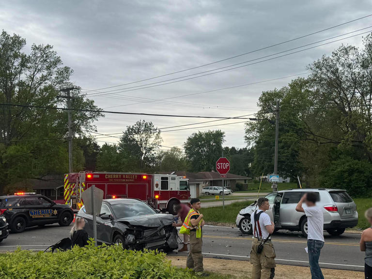Crews work to clear 3-vehicle crash on Mulford Road