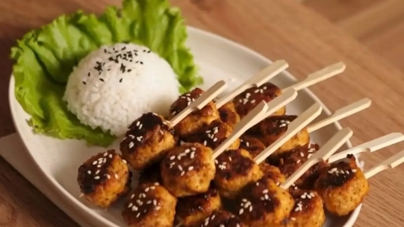 Blackpepper chicken tsukune: gurih juicy dengan saus lada hitam