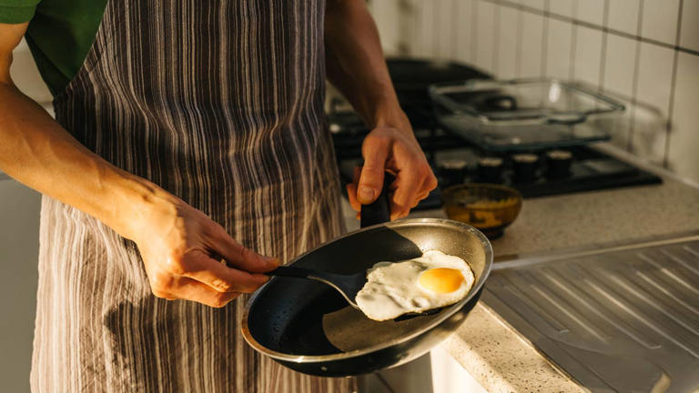Oncologists warn: Non-stick cookware made before 2013 may increase ...