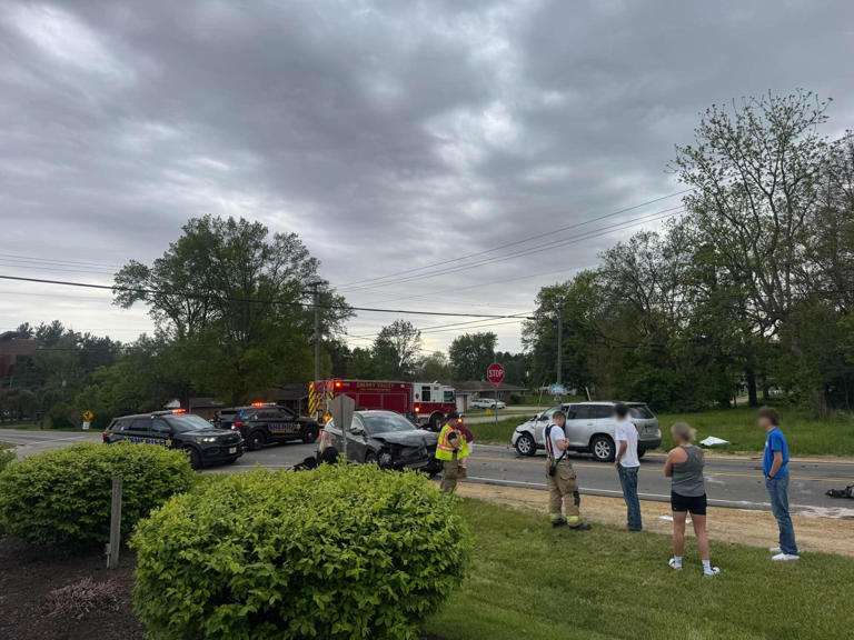 Crews work to clear 3-vehicle crash on Mulford Road