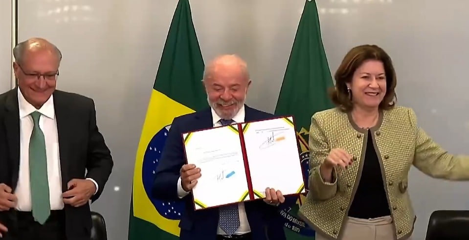 Revogação da taxa das blusinhas viraliza nas redes; veja repercussão