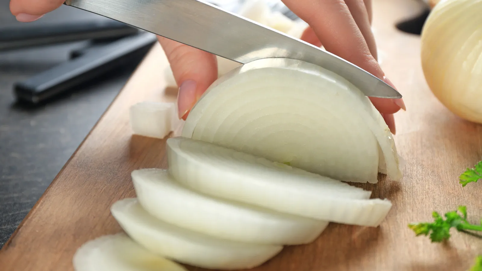 Why professional cooks never use raw onions straight from the cutting board