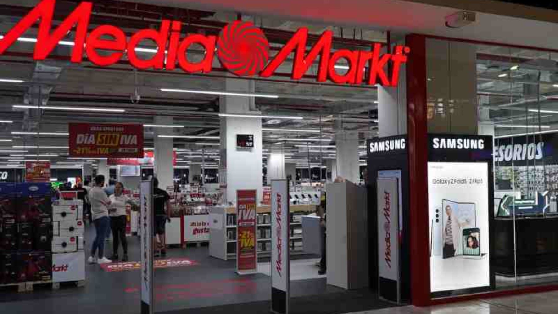 Colas en MediaMarkt por el regalo estrella en comuniones: la Switch 2 ...
