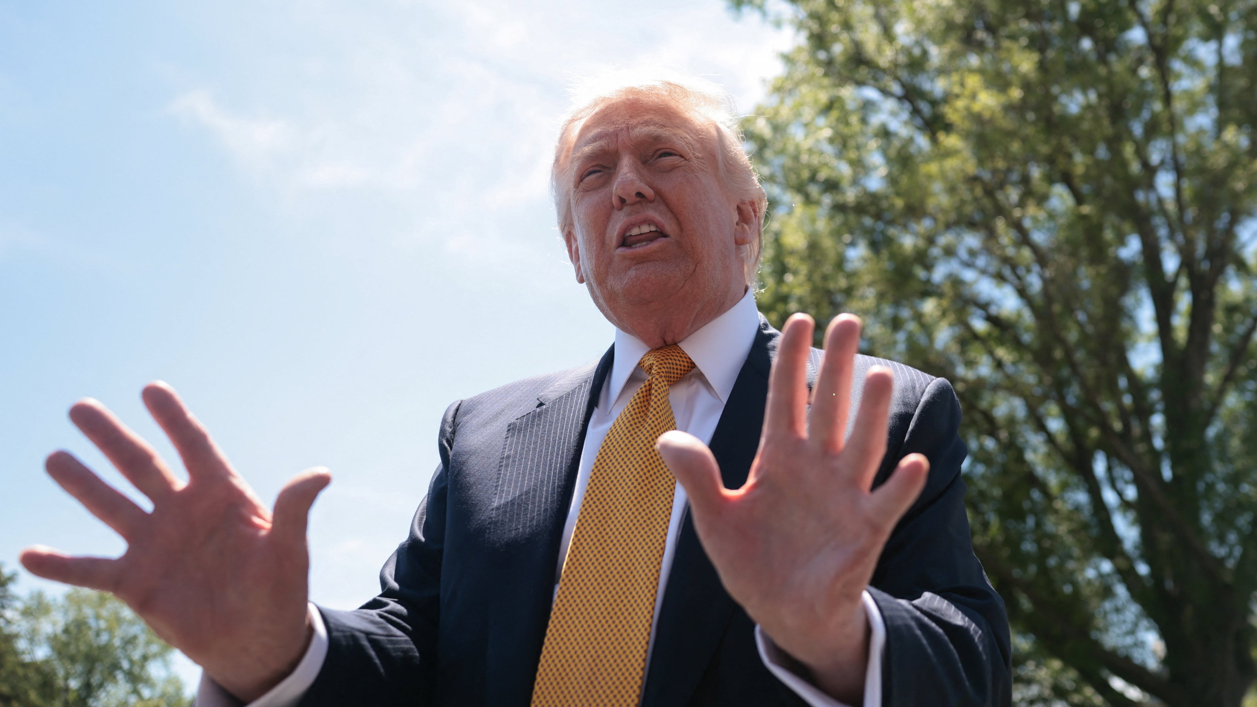 Trump goes on bonkers posting spree from the air