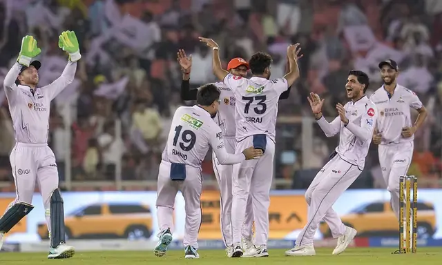 Gujarat Titans crush Sunrisers Hyderabad by 82 runs, climb to No. 1 ...