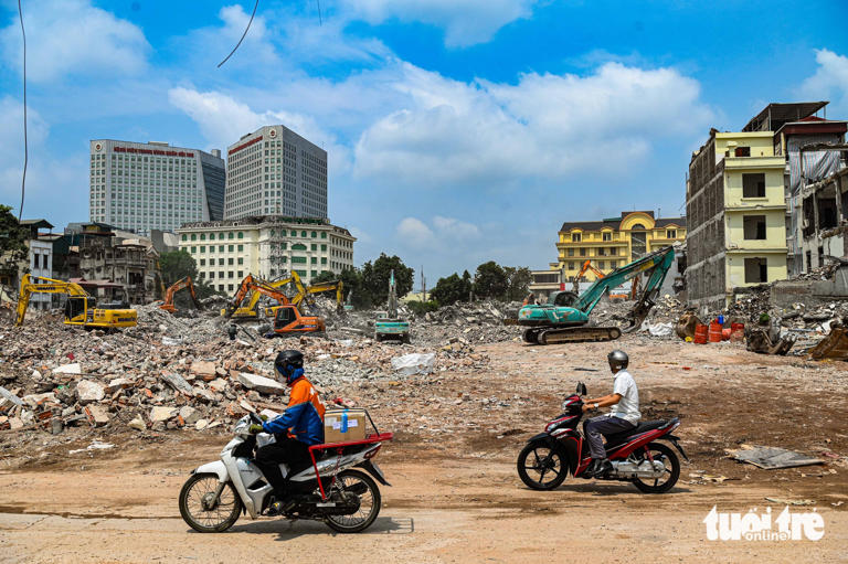 Khung cảnh phá dỡ trên phố trung tâm Hà Nội để xây cầu gần 16.000 tỉ
