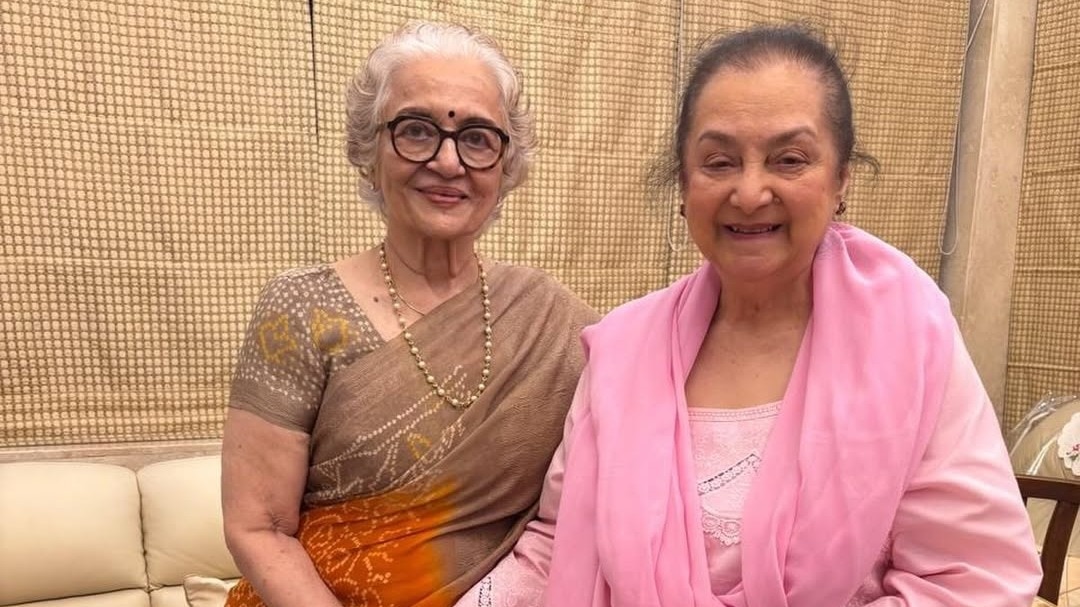 Asha Parekh meets 'gorgeous friend' Saira Banu, internet showers love