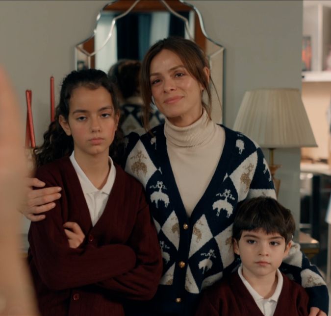 No jantar, Irmak conta à família que acabou sendo demitida após ...