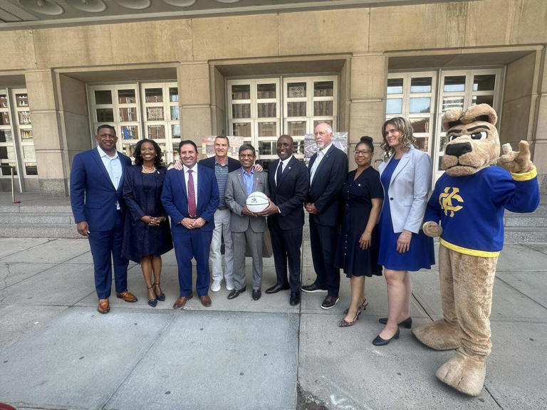 With Mark Turgeon at the helm, KC Roos basketball returns to Municipal ...