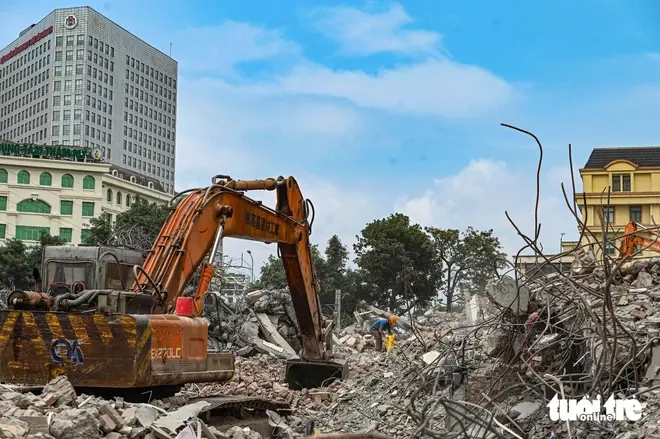 Khung cảnh phá dỡ trên phố trung tâm Hà Nội để xây cầu gần 16.000 tỉ