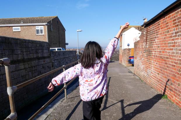 New study finds childhood social class shapes people's happiness