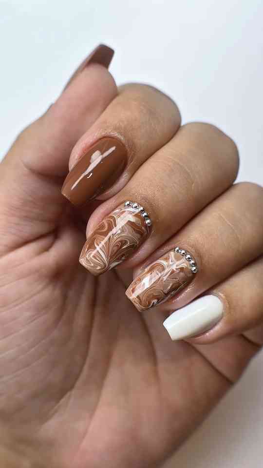 Esmalte marrom Impala: a vibe perfeita para suas unhas