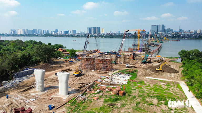 Khung cảnh phá dỡ trên phố trung tâm Hà Nội để xây cầu gần 16.000 tỉ
