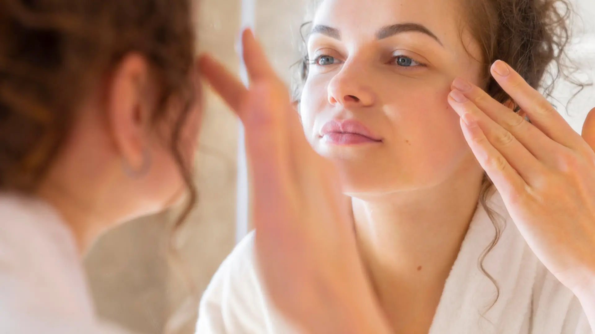 Contorno de ojos: errores que envejecen la mirada sin que lo notes