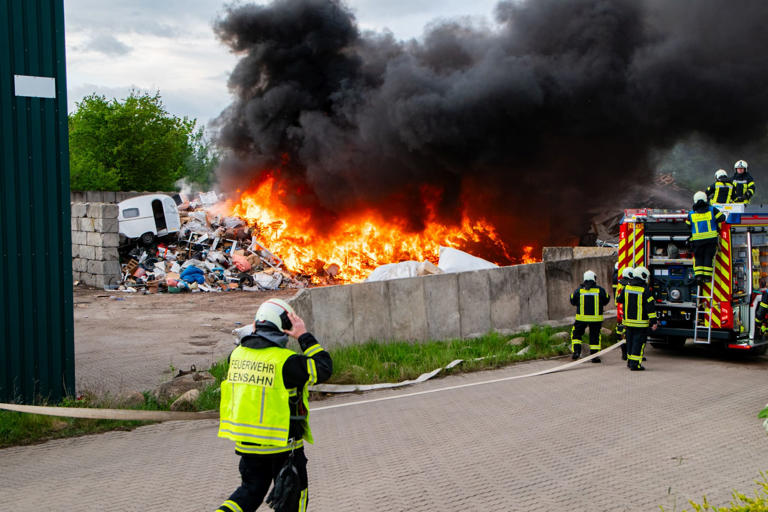 Giftiger Rauch über Lensahn: 400 Kubikmeter Sperrmüll auf Recyclinghof ...