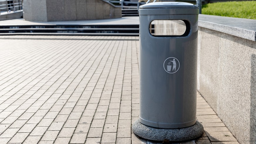 Geheimes Zeichen: Was sollen die Sticker auf Mülleimern?