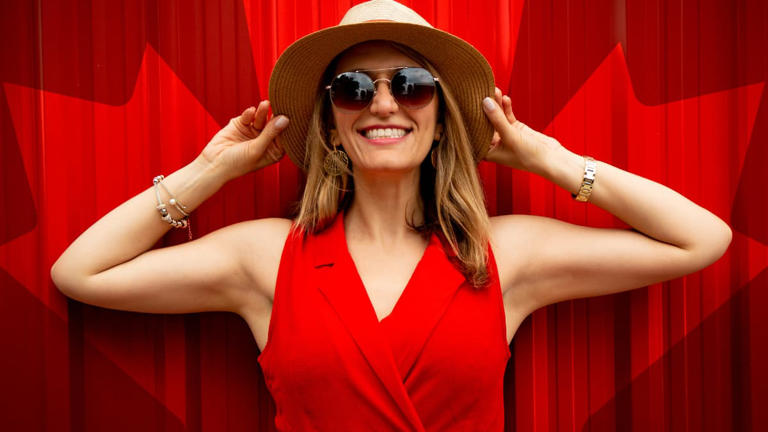 Want the perfect red lipstick look? From skin tone to outfit, tips that ...