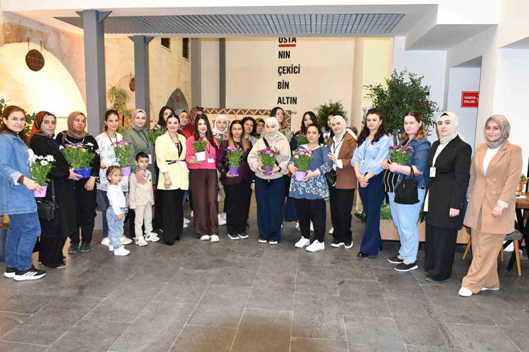 Gaziantep’te 'ebe gebe el ele' vererek pirpirim aşı yaptı