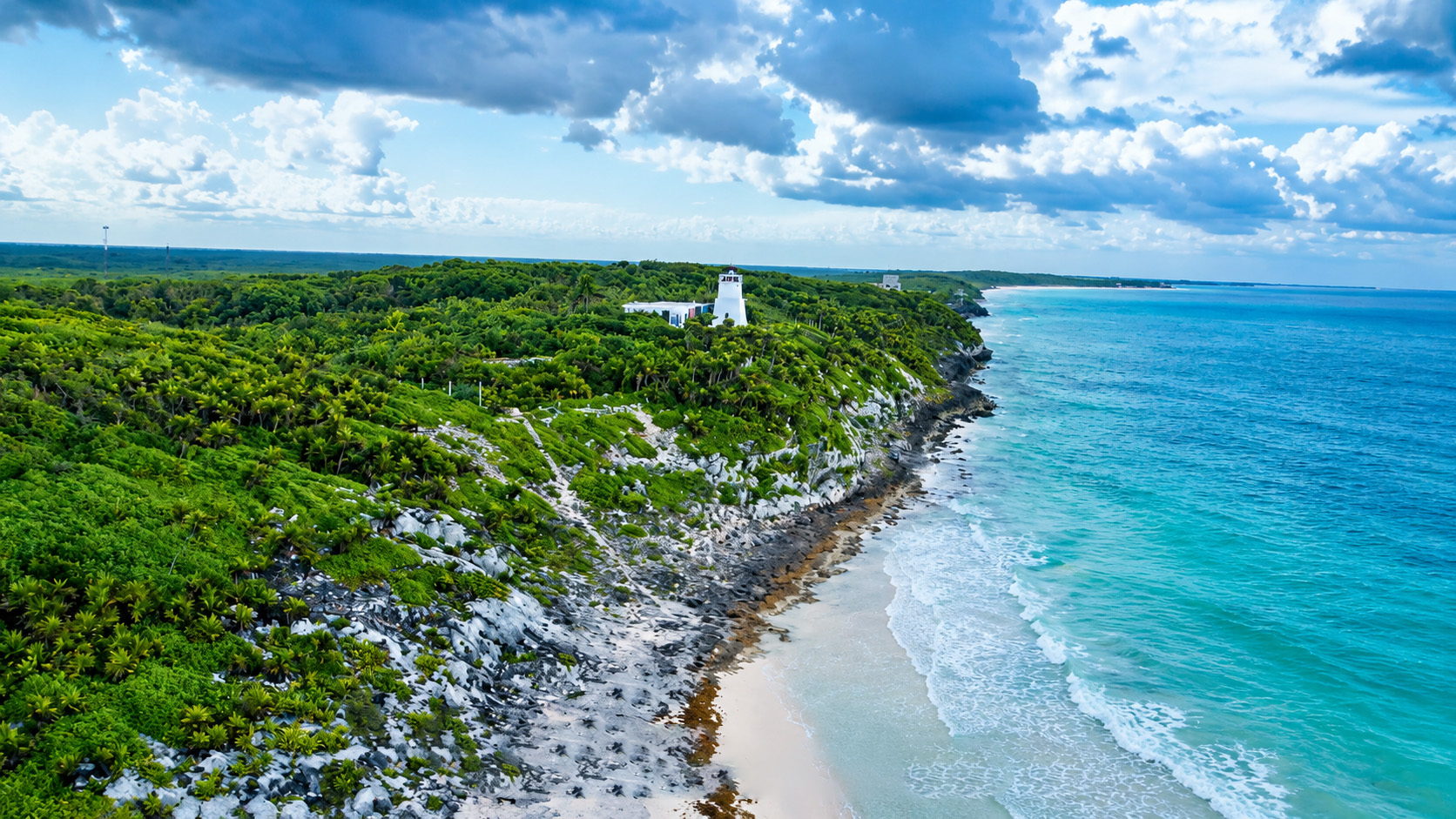 Türkisfarbene Karibikküste vor den Klippen von Tulum