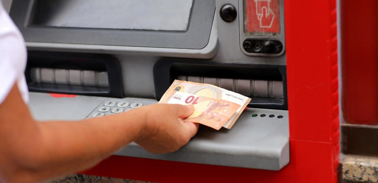 Banques : les distributeurs de billets vont progressivement disparaître ...