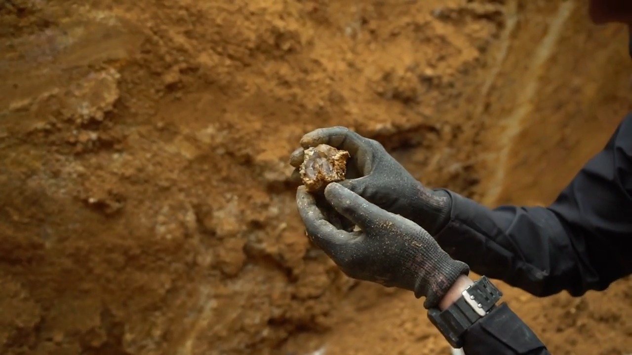 He pulled one chunk of clay away - then more amethyst appeared behind ...