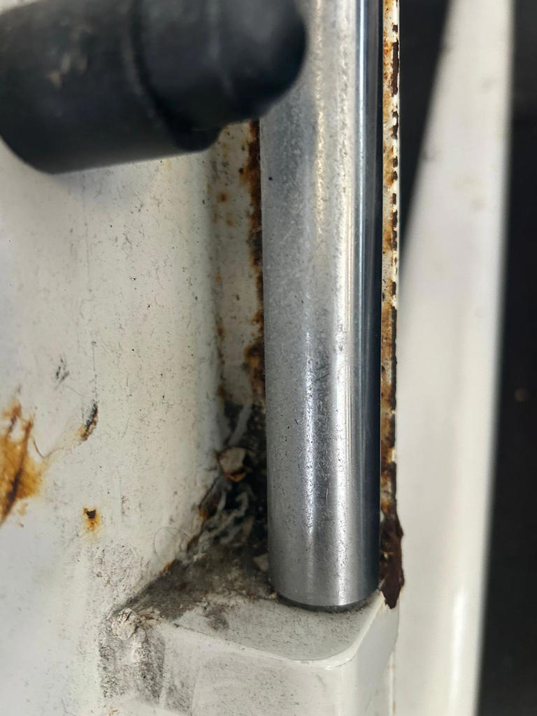 Aparatos oxidados y moho en las duchas: Enguera Nos Une denuncia las ...