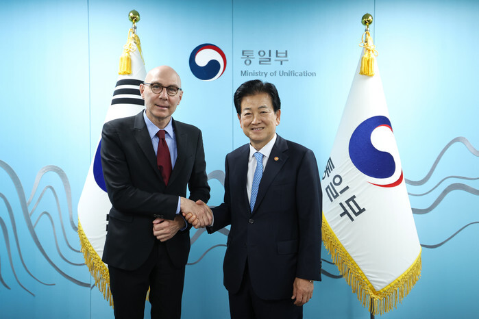 Unification minister meets UN human rights chief