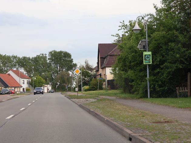 Smiley-Tafel misst 110 km/h – direkt am Hort in Lindstedt